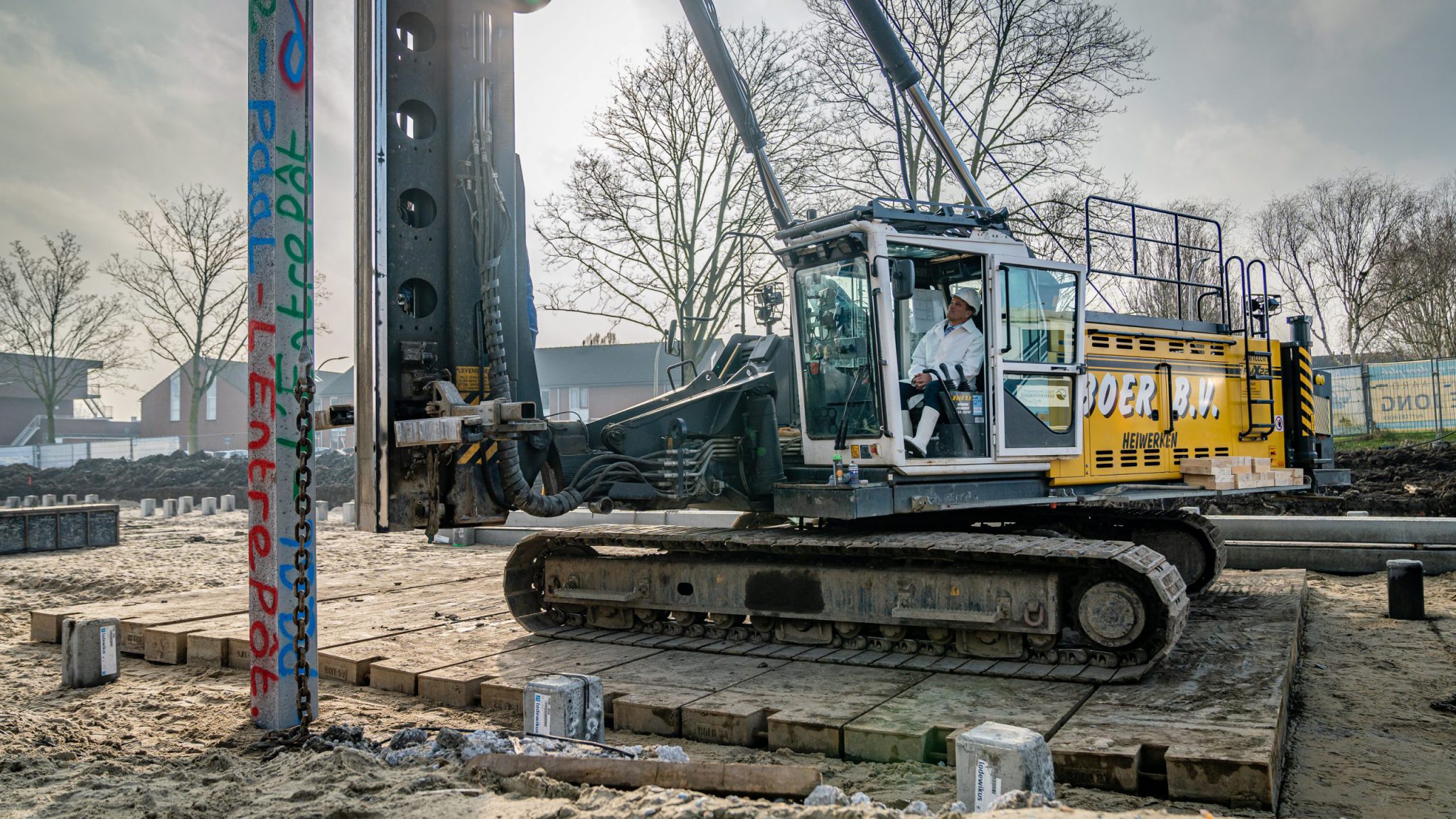 Officiële paal voor woningen aan de Oud-Bonaventurasedijk in Strijen ...